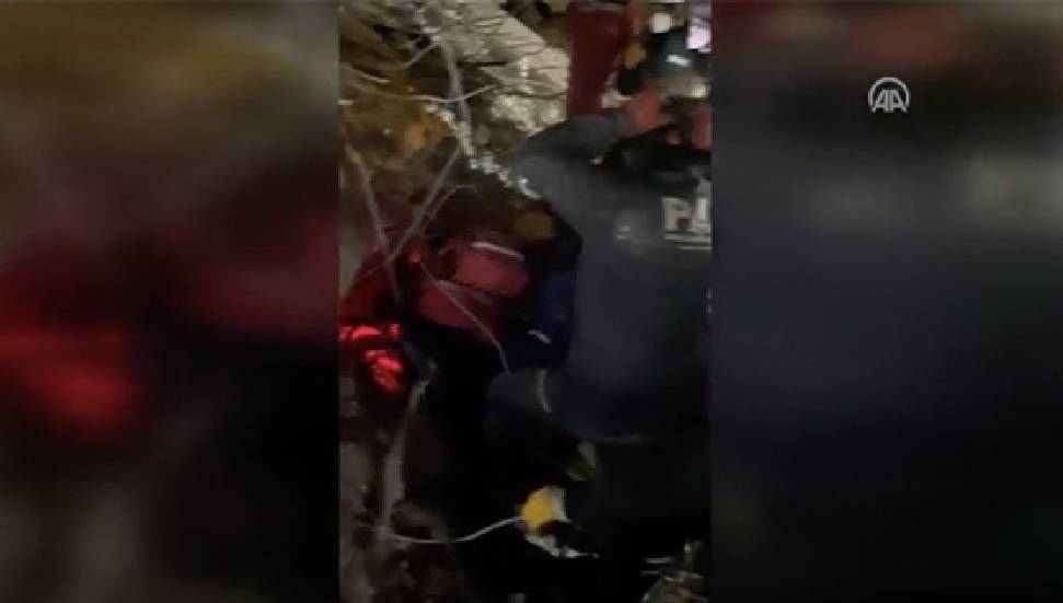 Antakya'da bir binanın enkazından 12 yaşındaki çocuk, depremin 260 ... Antakya'da bir binanın enkazından 12 yaşındaki çocuk, depremin 260 ...
