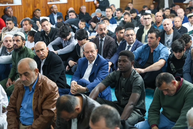 Cumhurbaşkanı Tatar, bayram namazını Hz. Abu Bekir Camisi’nde kıldı ...